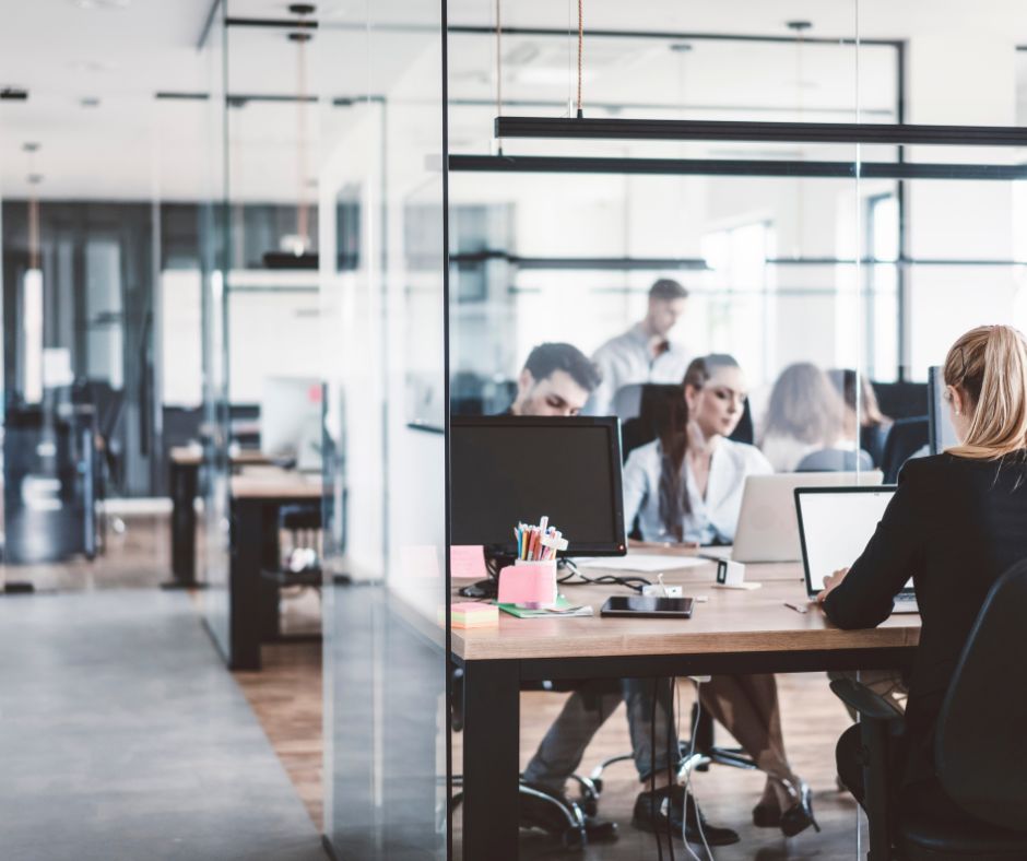 Szklana zabudowa do biura - czy to dobre rozwiązanie? - MPJ Glass